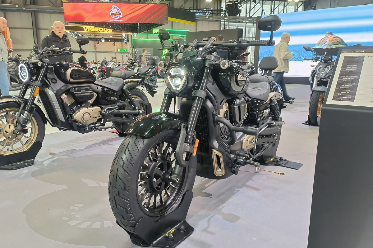 La Voge CU625 arrive en France : Un custom avec moteur V-twin, confort ...