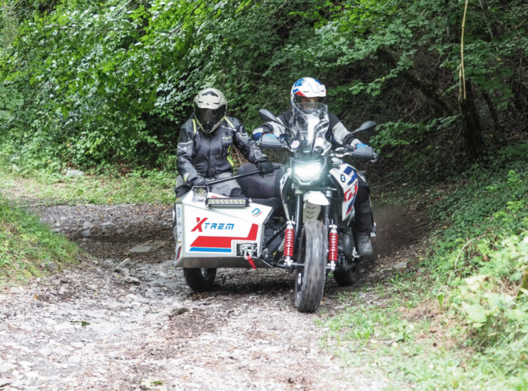 Ces français ont vissé un sidecar sur une BMW GS : ce montage ...