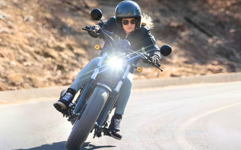 La Honda Rebel 300 e-clutch 2026 fait trembler les débutants alors que ...